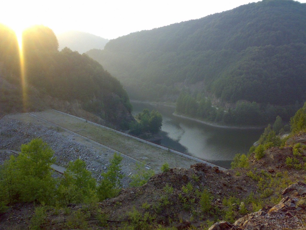 Barajul Vaja de pe Bistrita | Obiective Turistice - Harta Romaniei